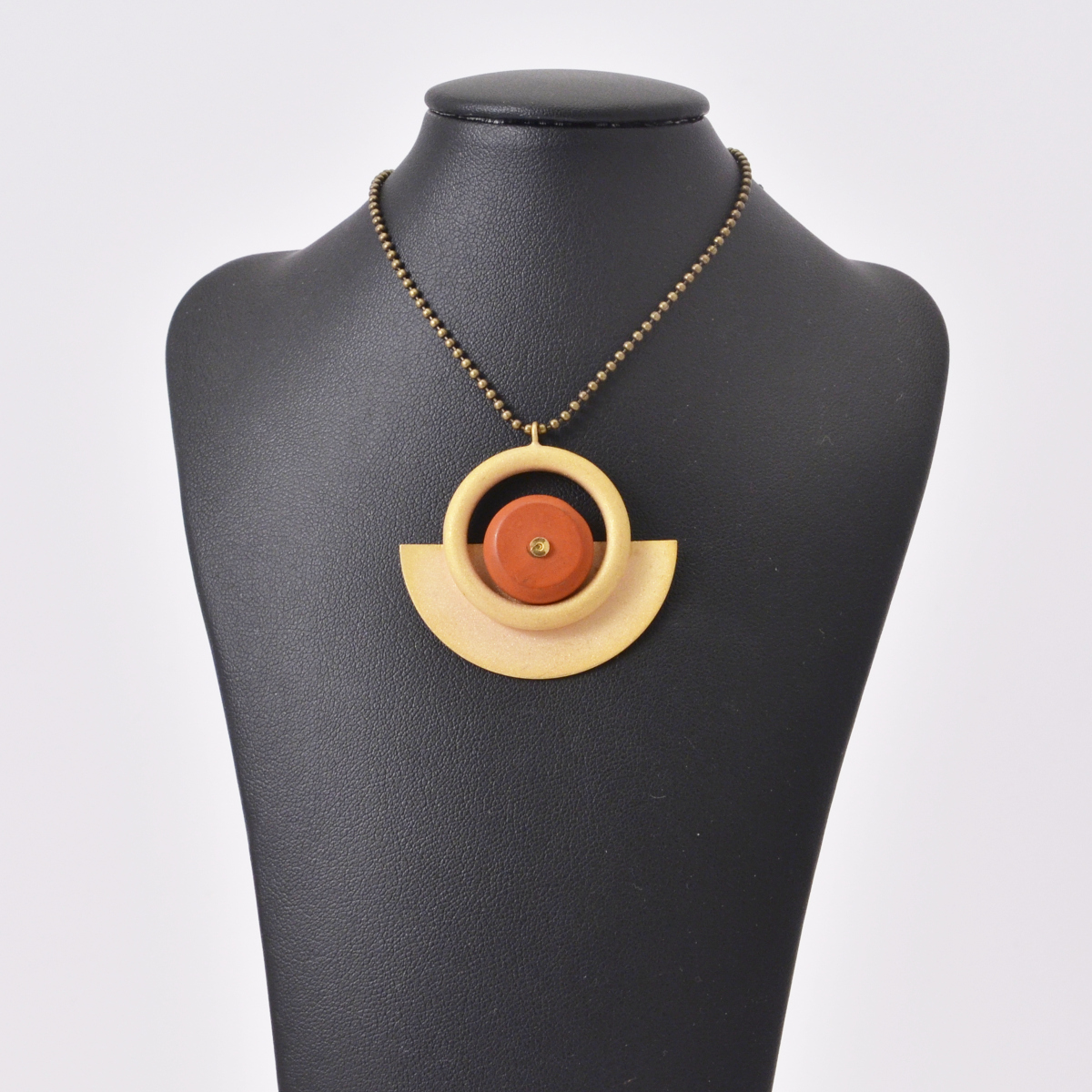 Célia Rouge - Collier doré - Eclipse d'Argent